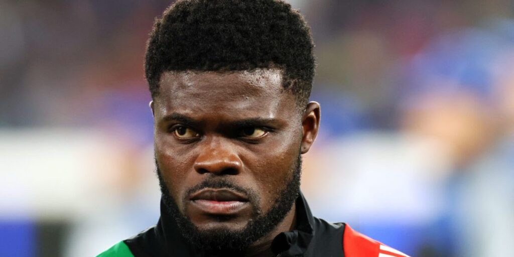 Djed Spence evita estrechar la mano de Thomas Partey por acusaciones de ...